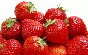 Faʻafefea ona kuka ma tapuni latalata mai le strawberries mo le taumalulu: faʻafanua + vitio 101_7