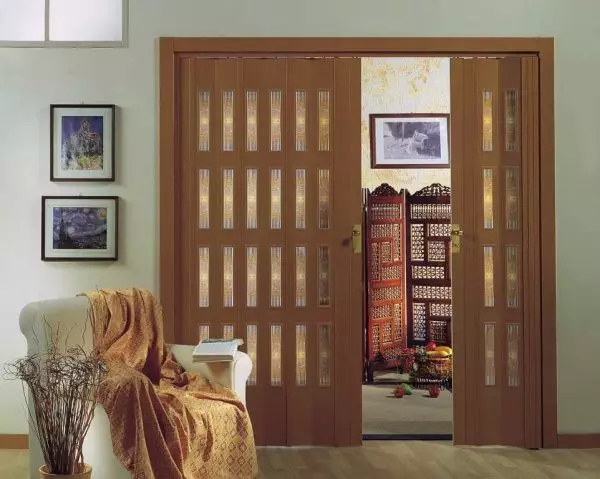 Двері-гармошка в вітальні