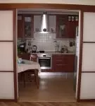 Гал тогооны өрөөний хоолны өрөөнд том хаалга