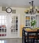 Гал тогооны өрөөний хаалгыг