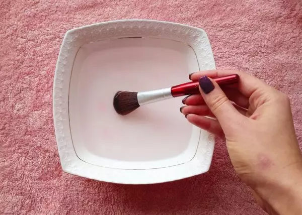 Make-up štětec umýt talíři
