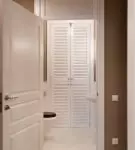 Wysokie białe smarowane drzwi