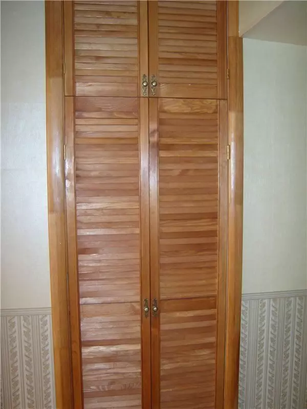 သစ်သား Platbands နှင့်အတူ louvrugous တံခါး