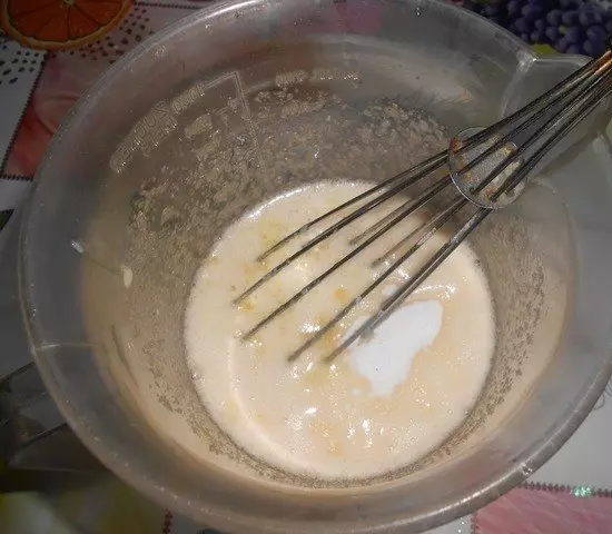 Gbazee butter na ngwakọta nke àkwá na shuga na iko iko nke nwere nri culinary