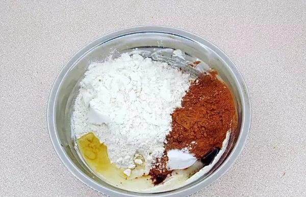 Harina, cacao y aceite vegetal en un tazón con semolina y crema agria.