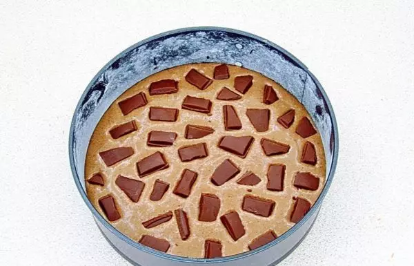 Тесто со парчиња чоколада во круг форма за печење