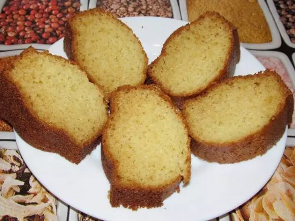 Rompiendo piezas de maníaca en un plato blanco