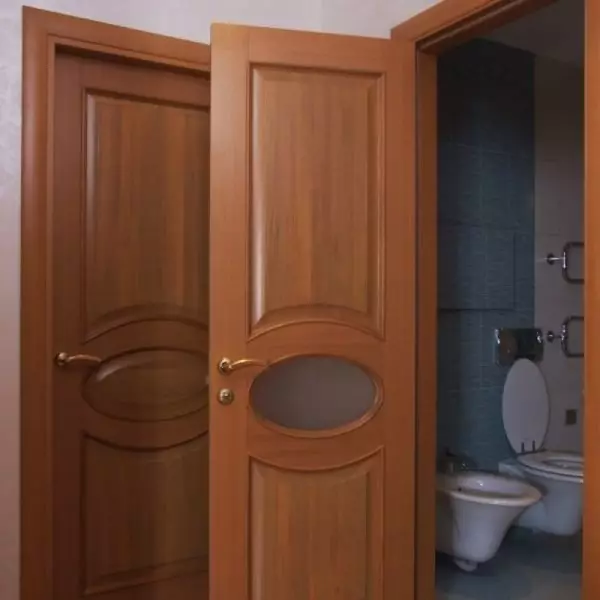Pintu mengkilap sebagian di kamar mandi