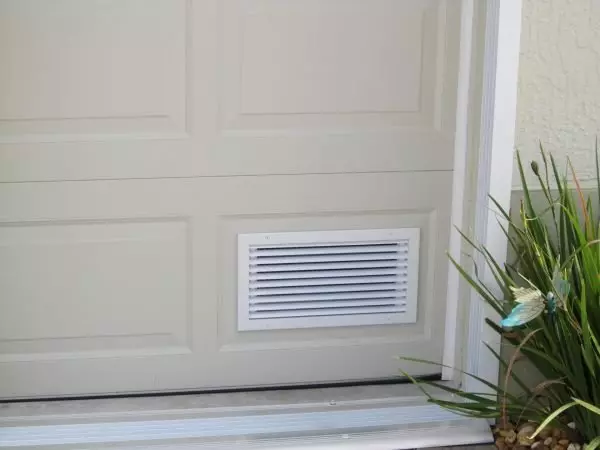 Grid untuk ventilasi di pintu di kamar mandi