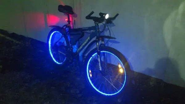Sepeda dengan lampu latar LED