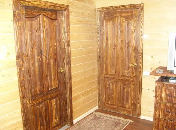 Կոշտ սոճուց պատրաստված պատրաստված դռներ եւ կահույք