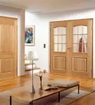 Lekkie drewniane drzwi we wnętrzu