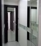 درب آینه در راهرو