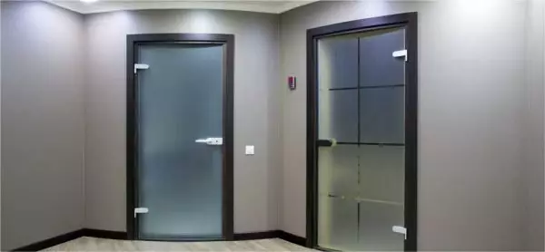 Üveg bejárati ajtó