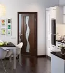 Hnedé dvere so zaujímavými vložkami