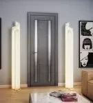 Šedé dvere s vertikálnymi sklenenými vložkami