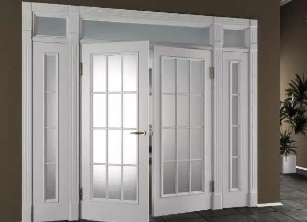 Hvide toskallede døre med glas