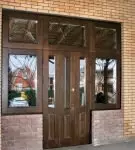 Puertas de madera bivalvas de entrada.
