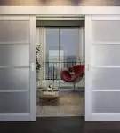 Pintu geser putih