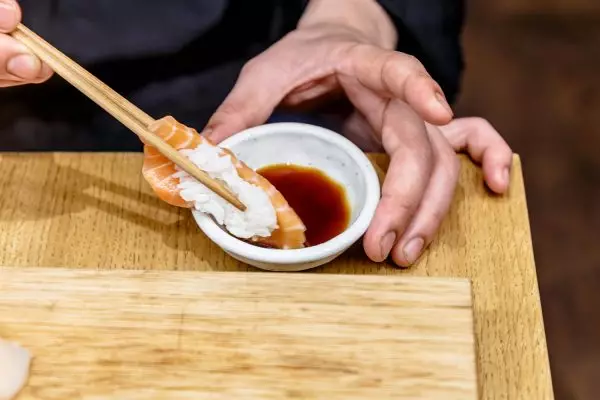 Sushi sos içine daldırma