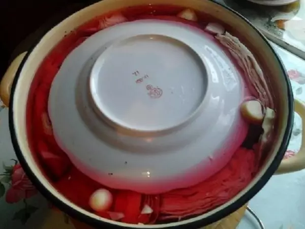 Kohl in einem Topf mit einem Teller bedeckt