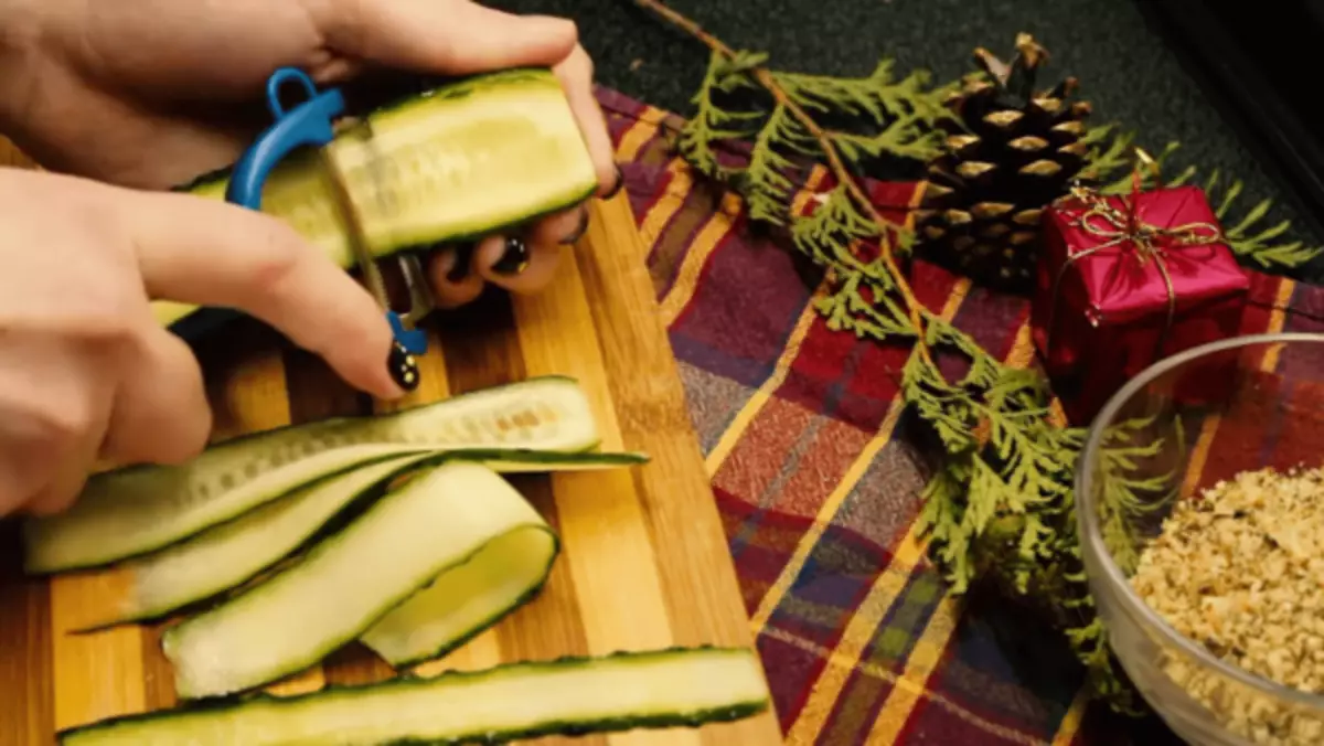 Cucumbers पासून कापणी कापणे