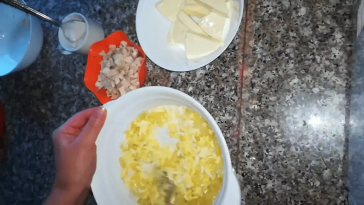 鸡蛋和洋葱在碗里