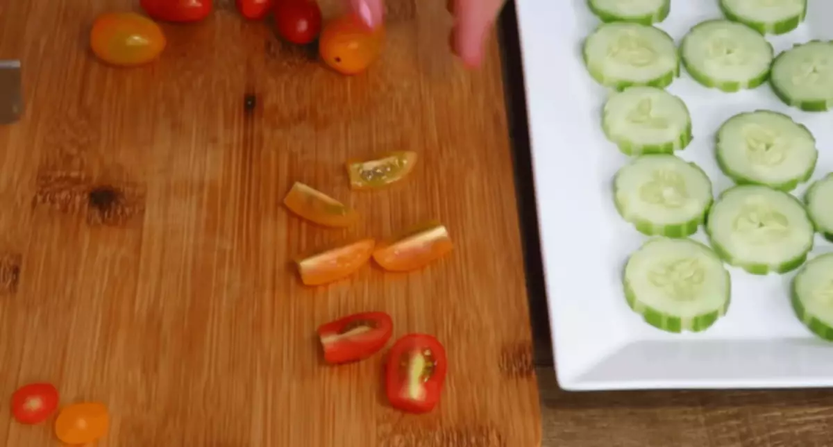 Skivad gurkor och tomater