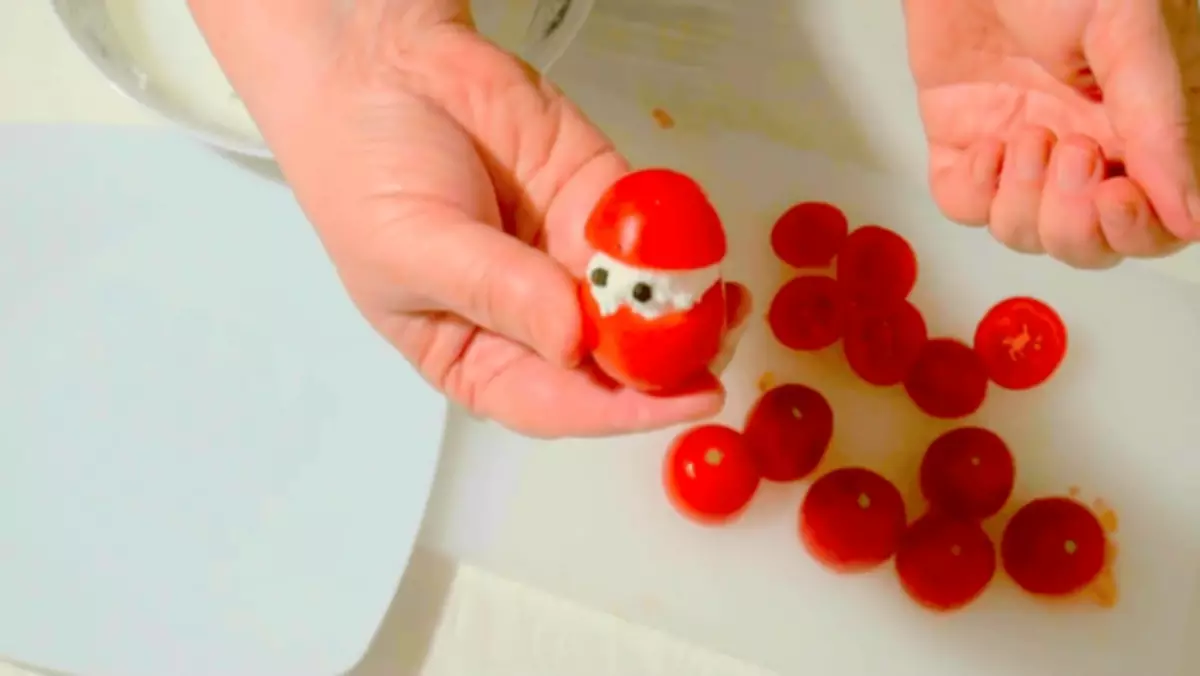 Santa Claus soti nan tomat ak ranpli