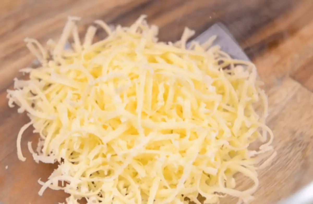 在碗里弯曲的奶酪