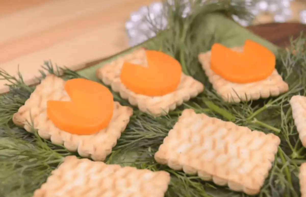 Skiva kokta morötter på en cracker