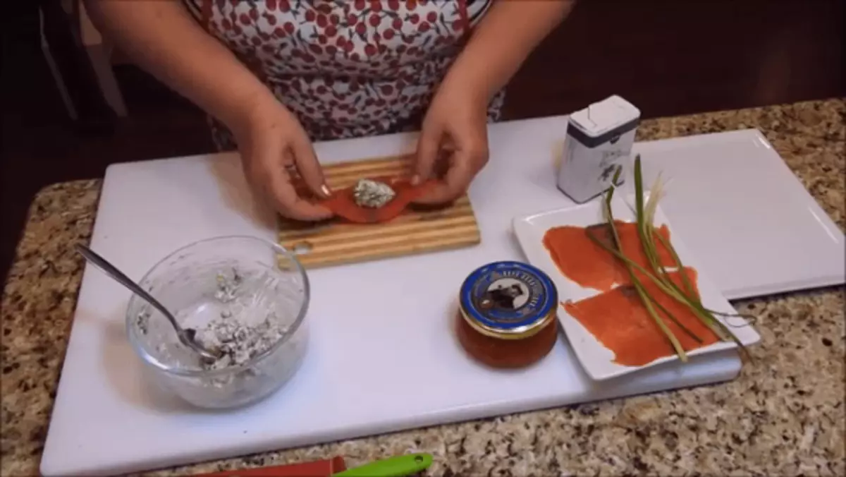 Zaļā piepildīšana ar sieru uz sarkano zivju gabala