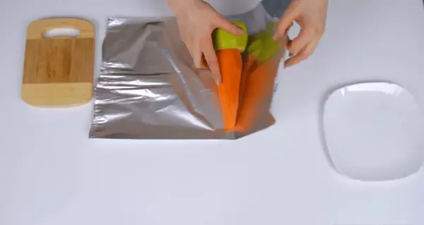 Kalėdų eglutės pagrindas, pagamintas iš obuolių ir morkų