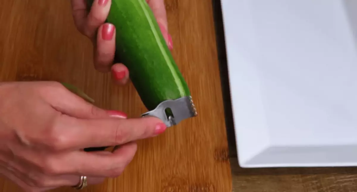 Prement el ganivet de forma de cogombre per tallar