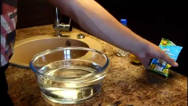 Naczynia do kuchenki mikrofalowej z wodą
