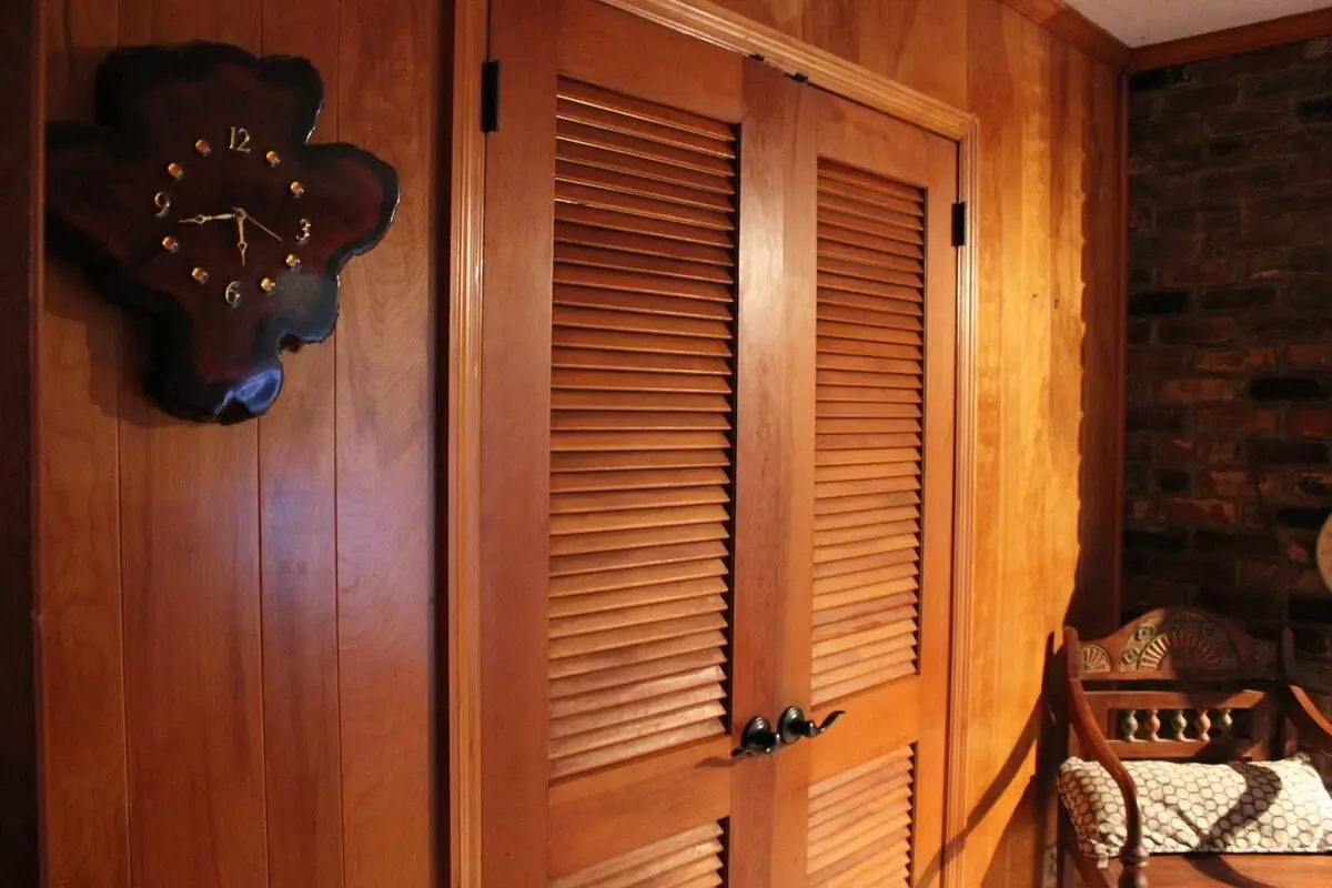 Restauration de portes en bois: peinture, garniture et revêtement laqué