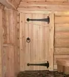 Drewniane drzwi do kąpieli