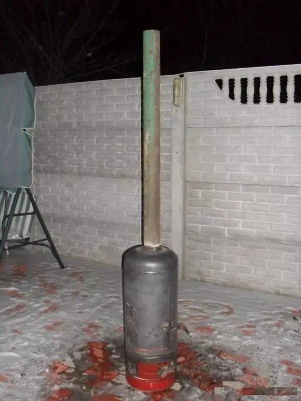 Vertikalna Burzhuyka iz sklopa plinskog cilindra