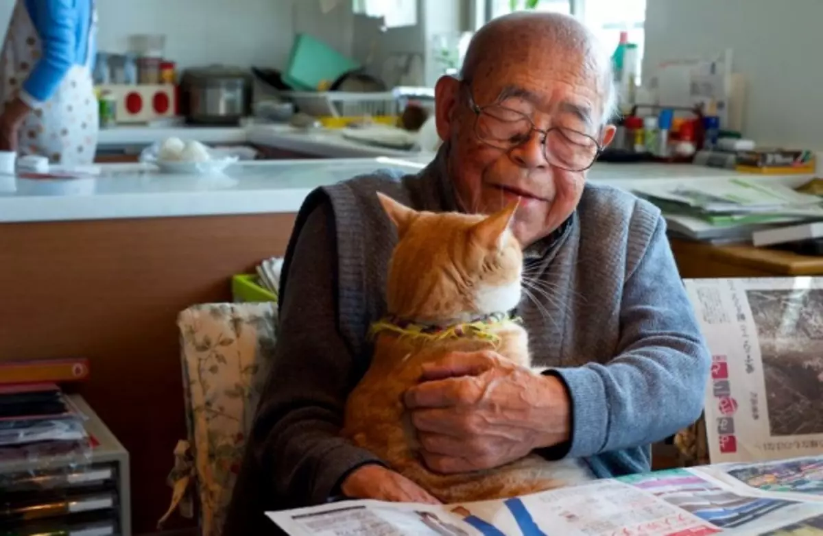 Vectēvs ar kaķi