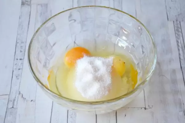 Telur, gula, garam dalam mangkuk