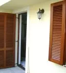 シャッターと木製のローラの扉