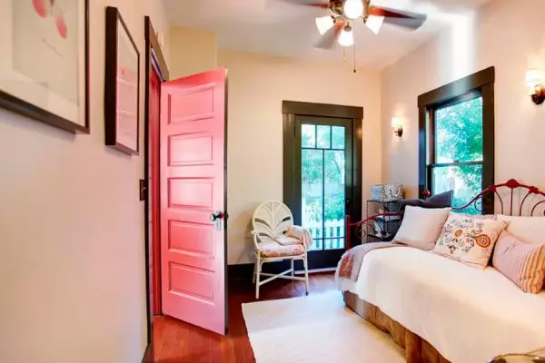 Interior amb una porta pintada per l'esmalt de color