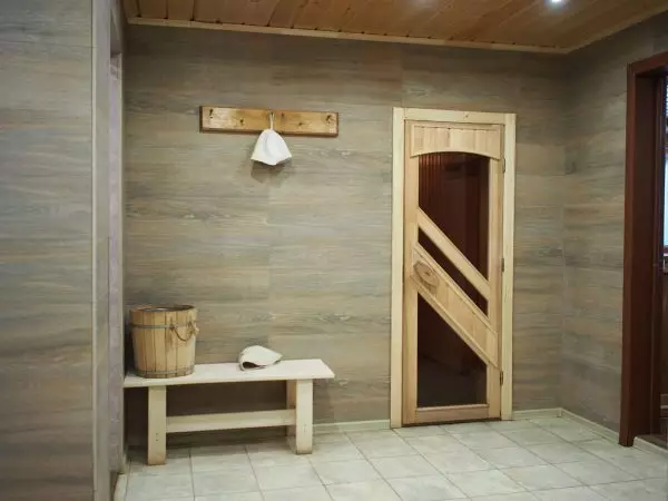 Двері зі скла в дерев'яному каркасі