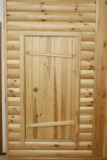 थ्रेशोल्डसह लाकडी दरवाजा
