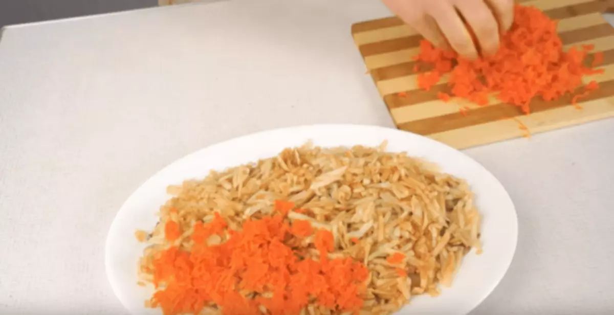 Grated carrots sa layer ng mansanas