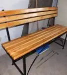 金属腿的长木凳