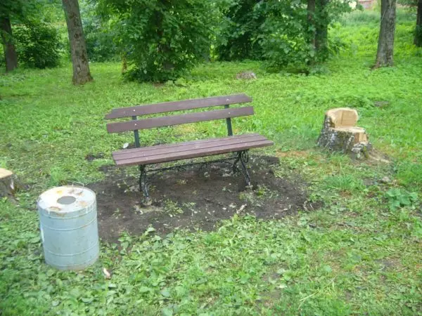 Een bank in de tuin installeren