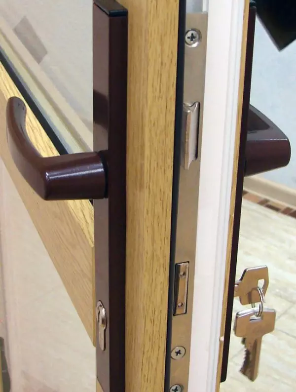 Пластична врата со заклучување на рачката