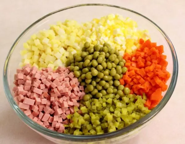 Salade Recepten Olivier: Klassieker met worst, kip, zeevruchten en andere ingrediënten, foto's en video's
