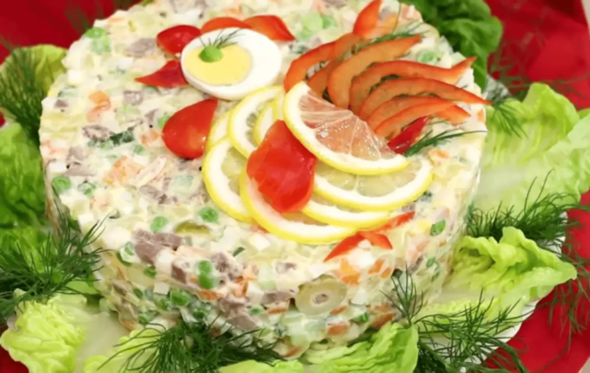 Salad Olivier trong thức ăn nguyên bản
